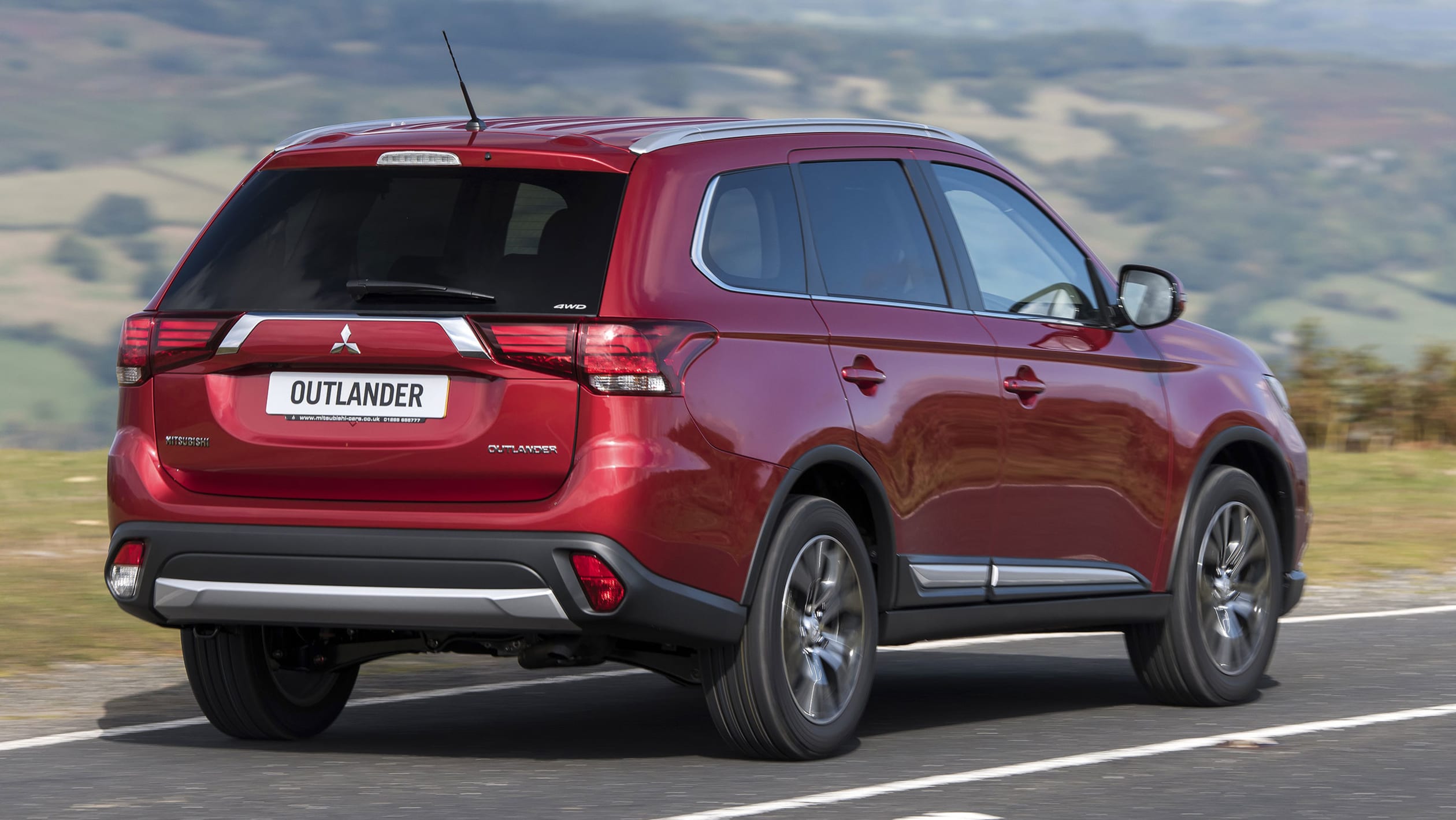 Mitsubishi Outlander SUV pictures | Carbuyer