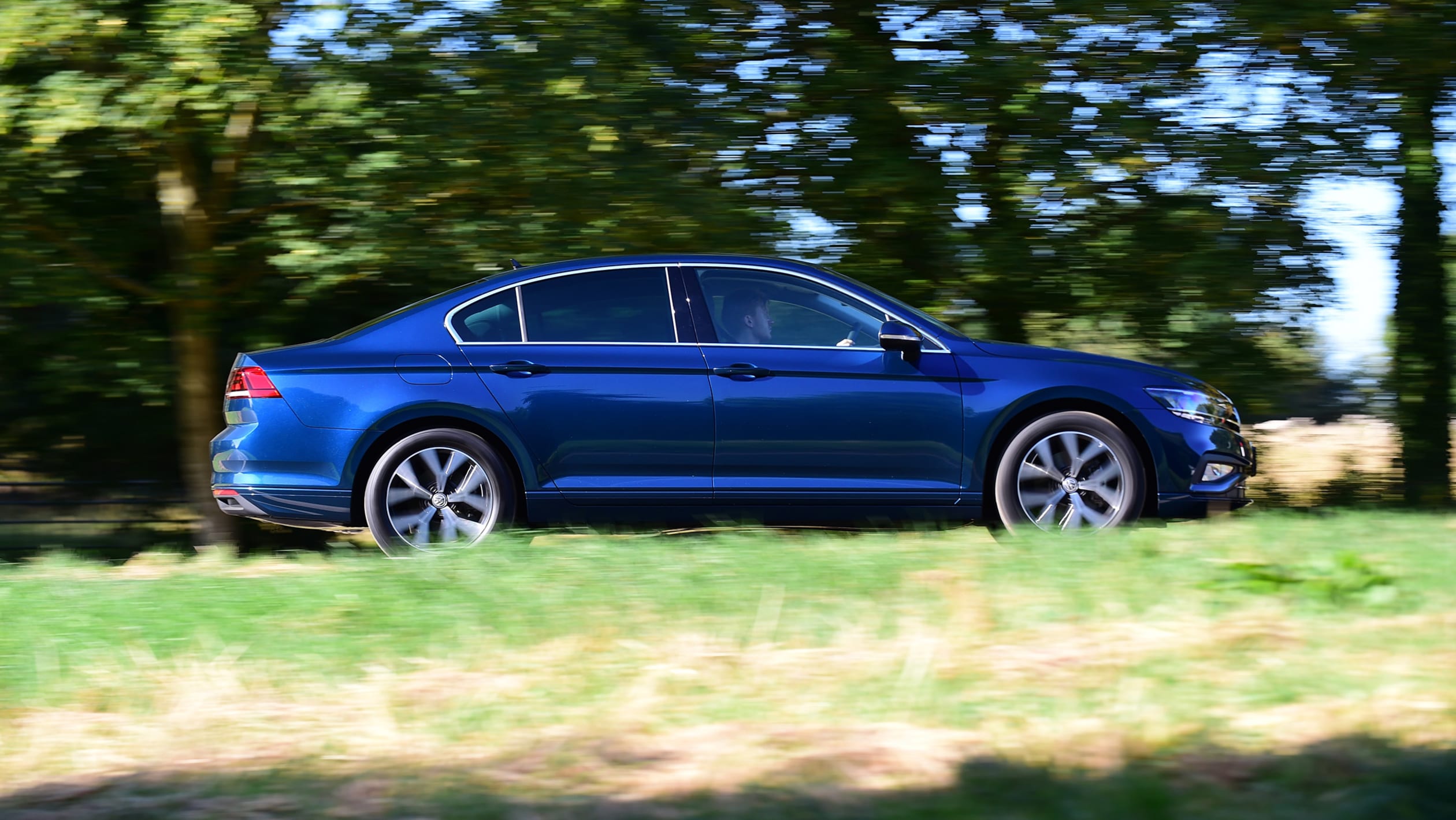 Volkswagen Passat saloon pictures | Carbuyer