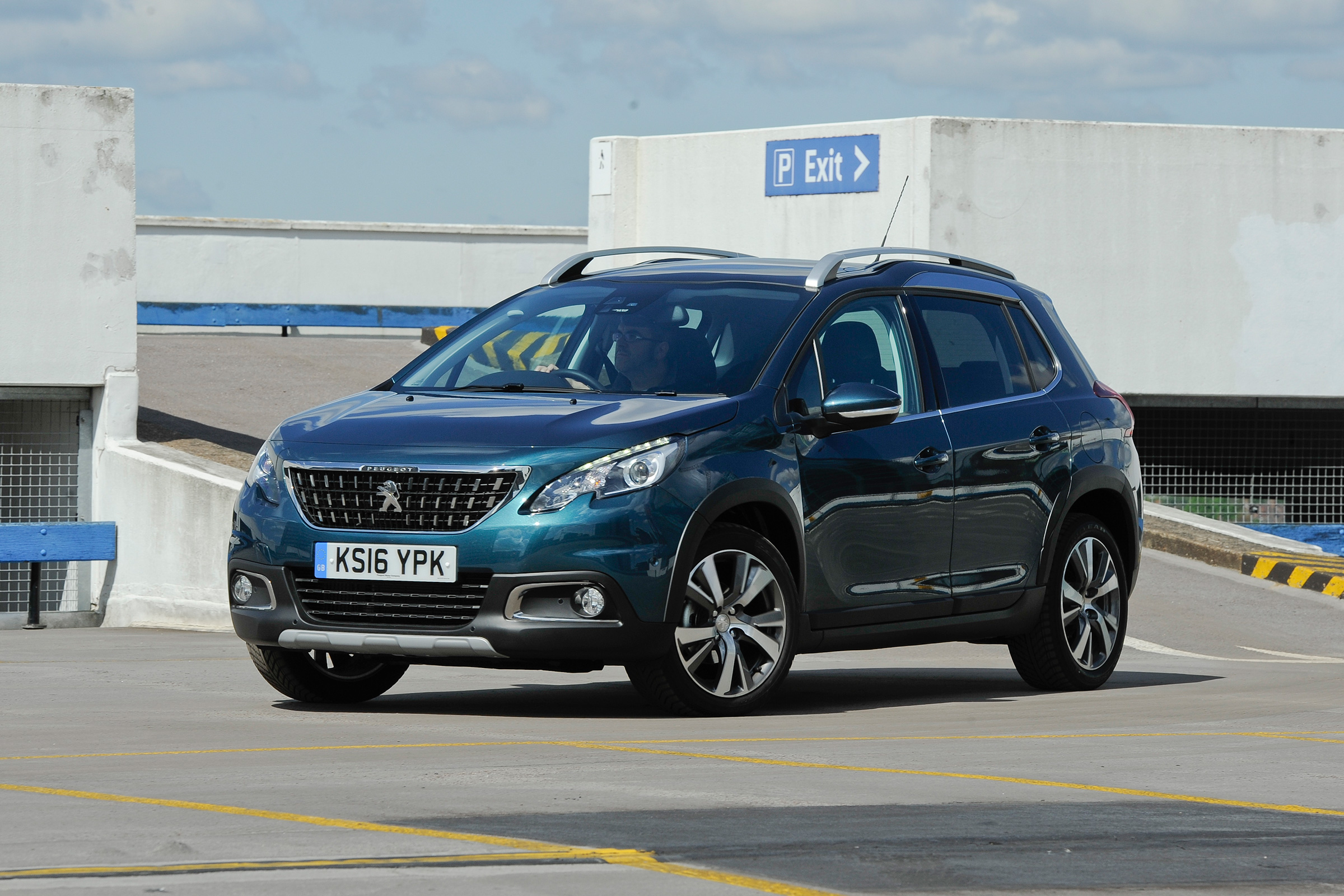 Peugeot 2008 SUV 2014 pictures | Carbuyer