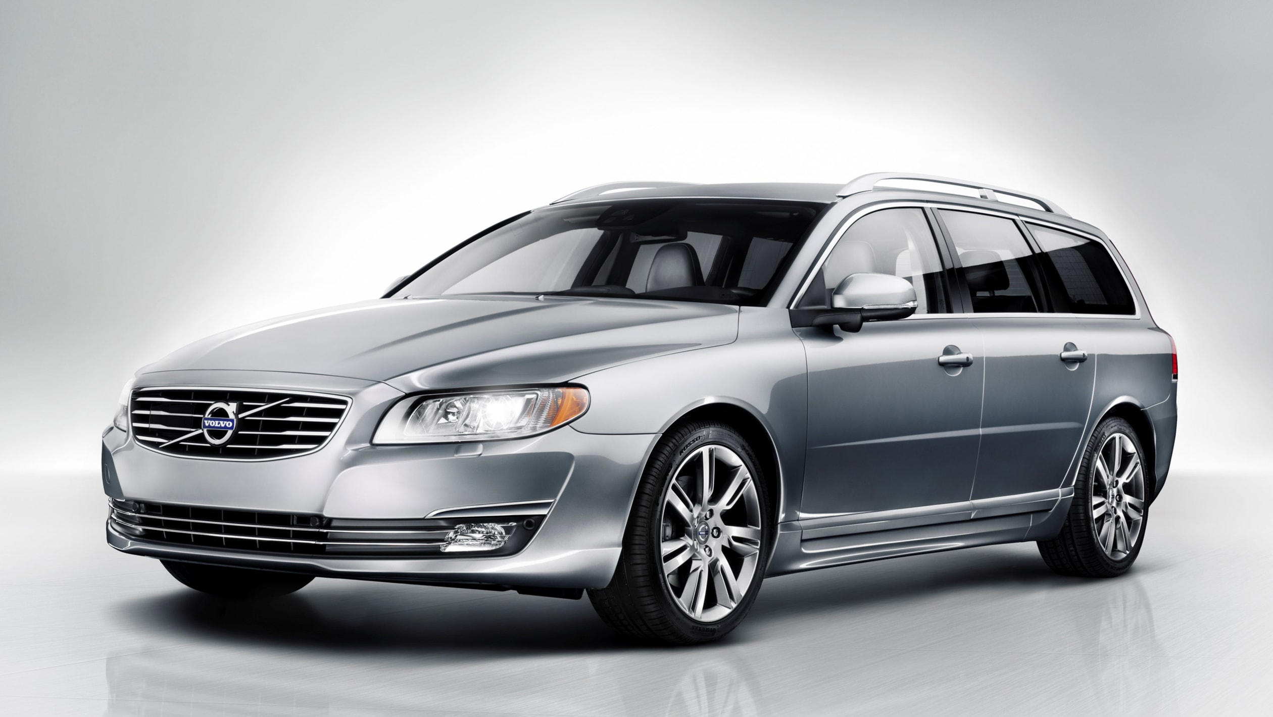 Volvo V70 estate pictures | Carbuyer