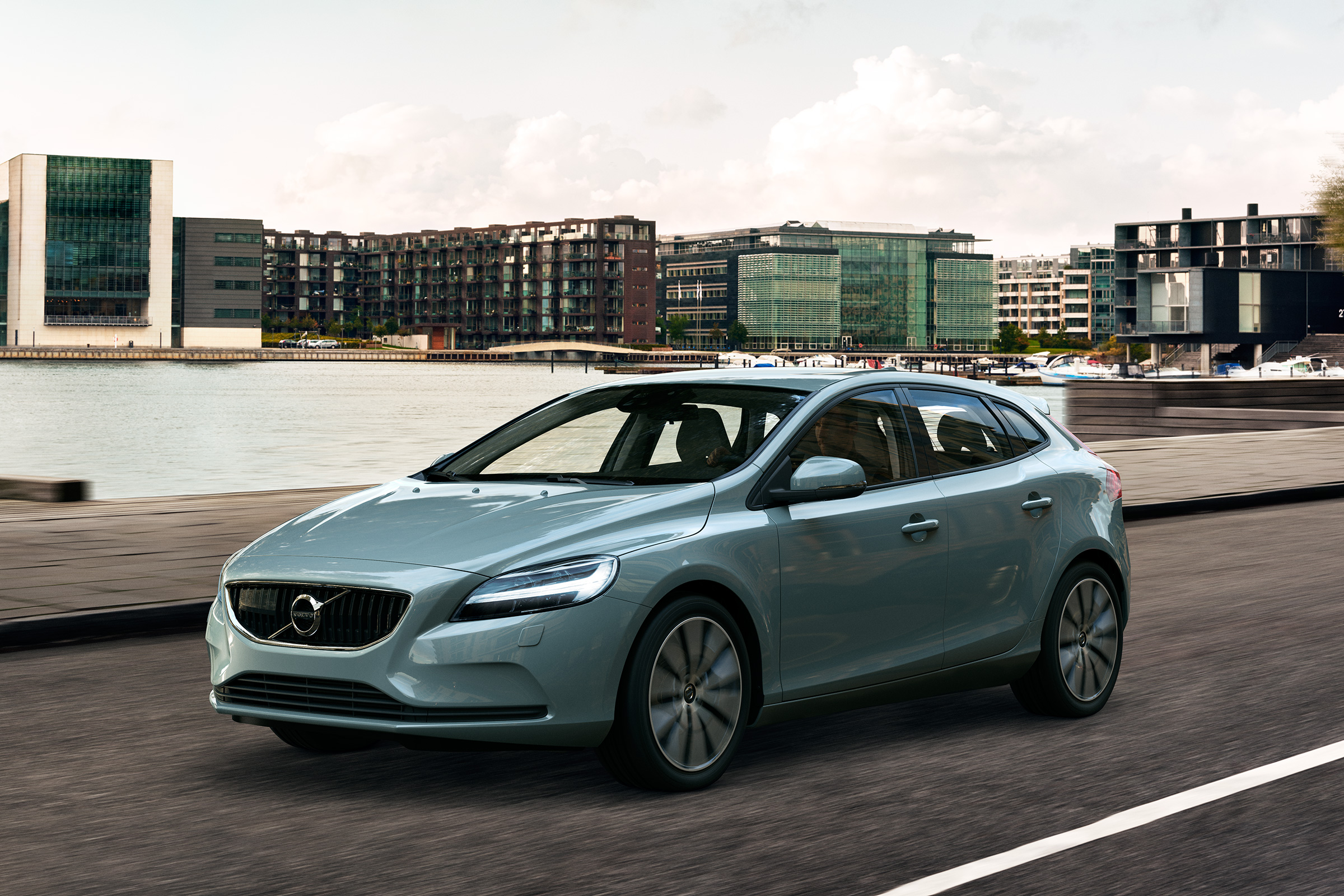 Volvo updates its V40 premium hatchback | Carbuyer