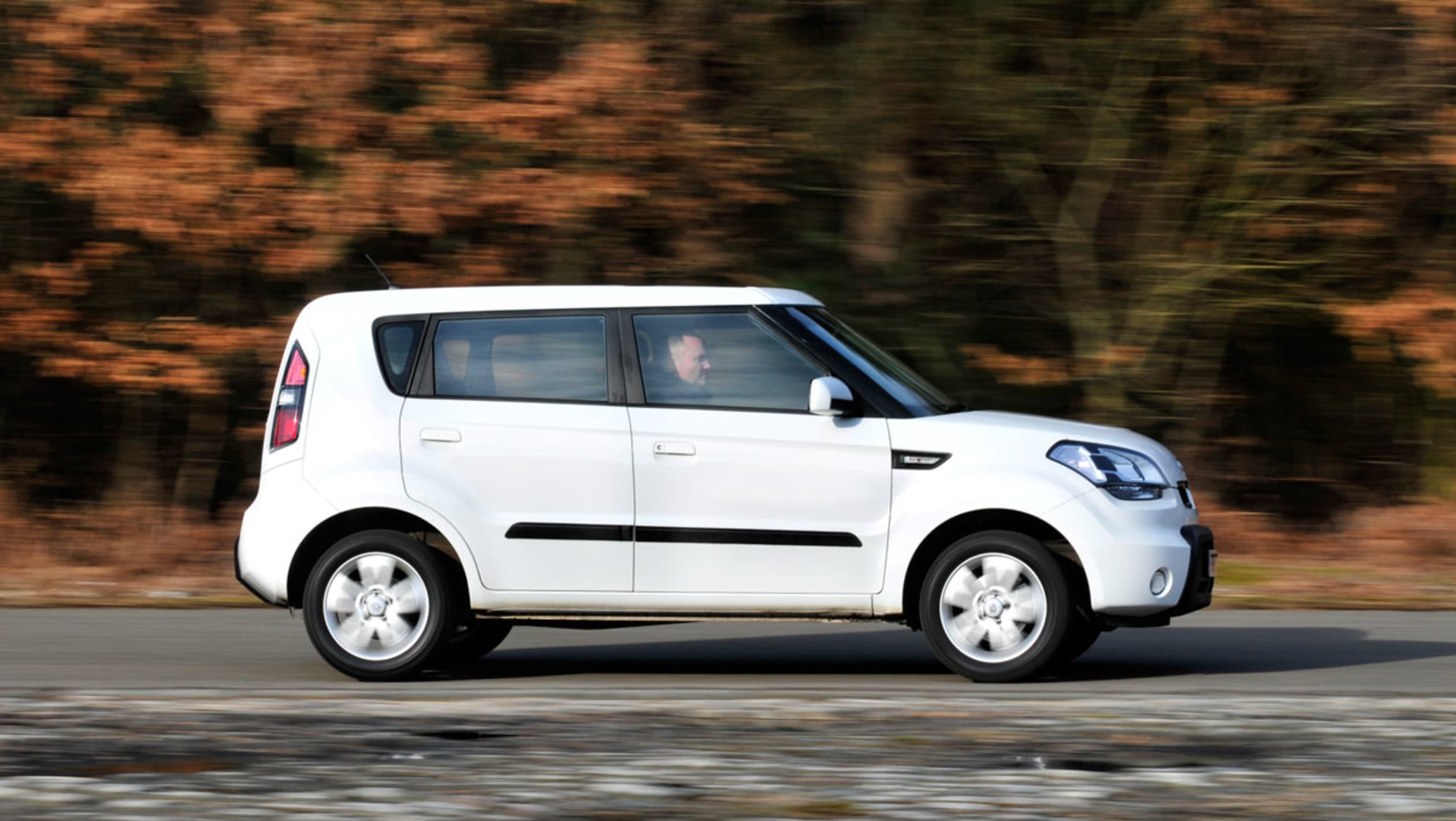 Kia Soul hatchback (2009-2014) pictures | Carbuyer