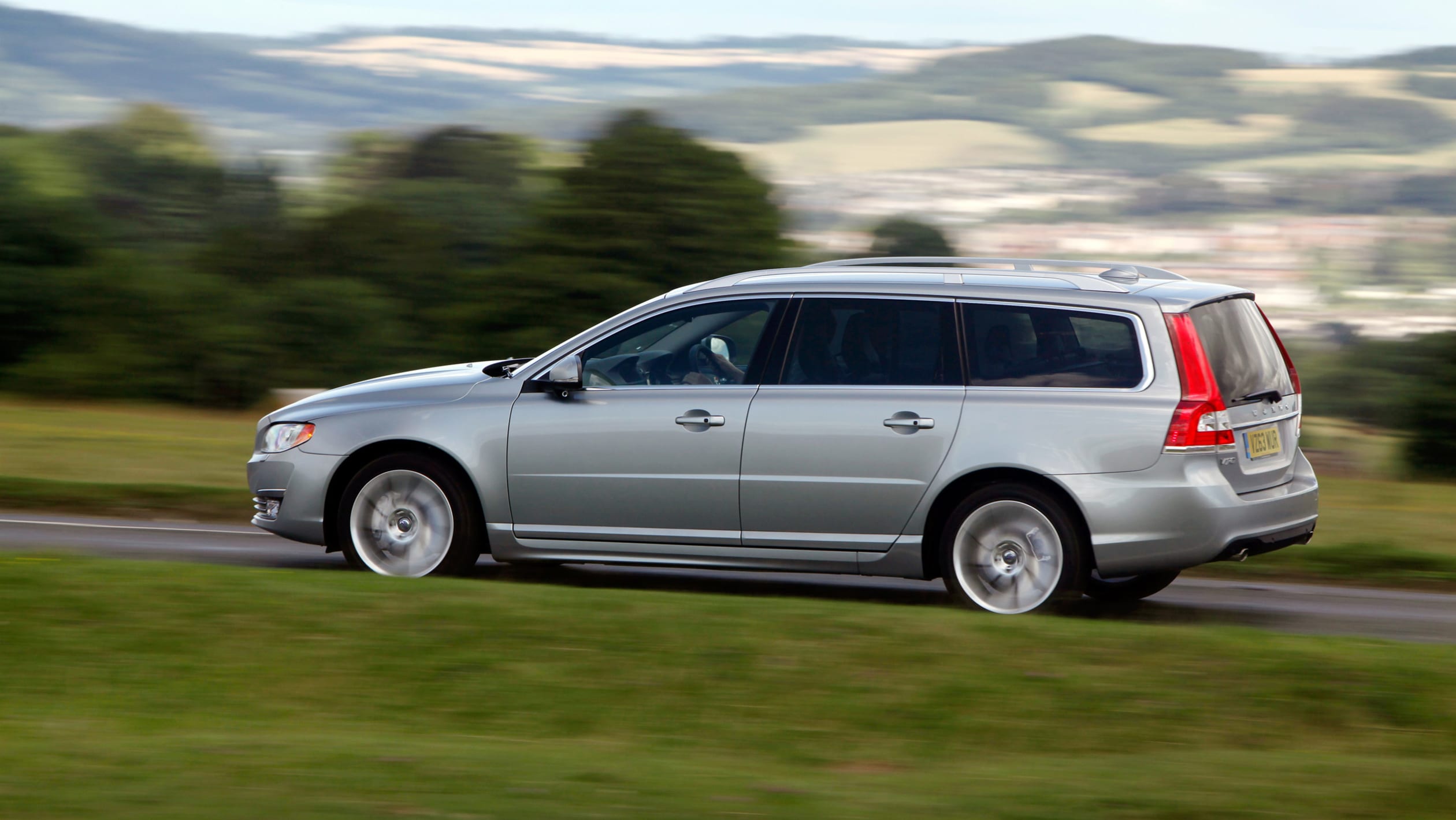 Volvo V70 estate pictures | Carbuyer