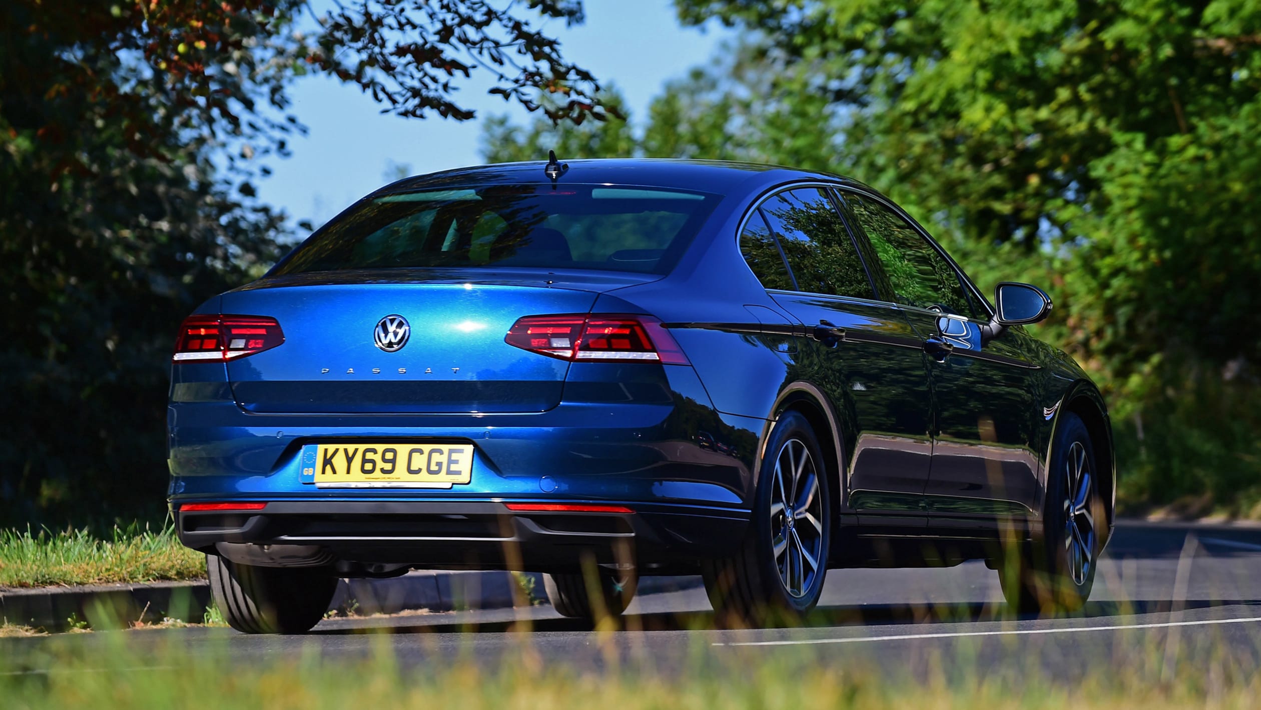 Volkswagen Passat saloon pictures | Carbuyer