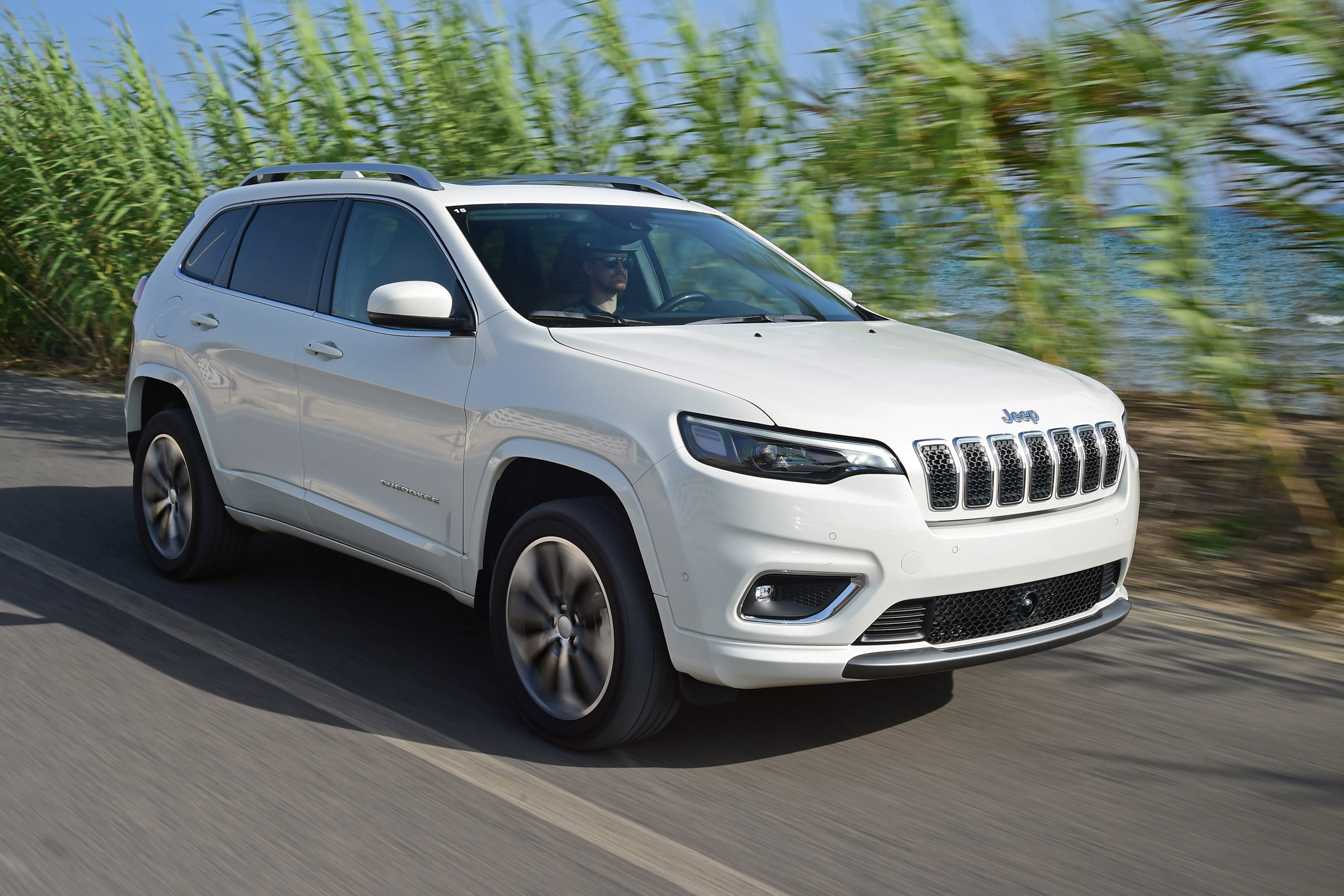 Jeep Cherokee SUV pictures | Carbuyer