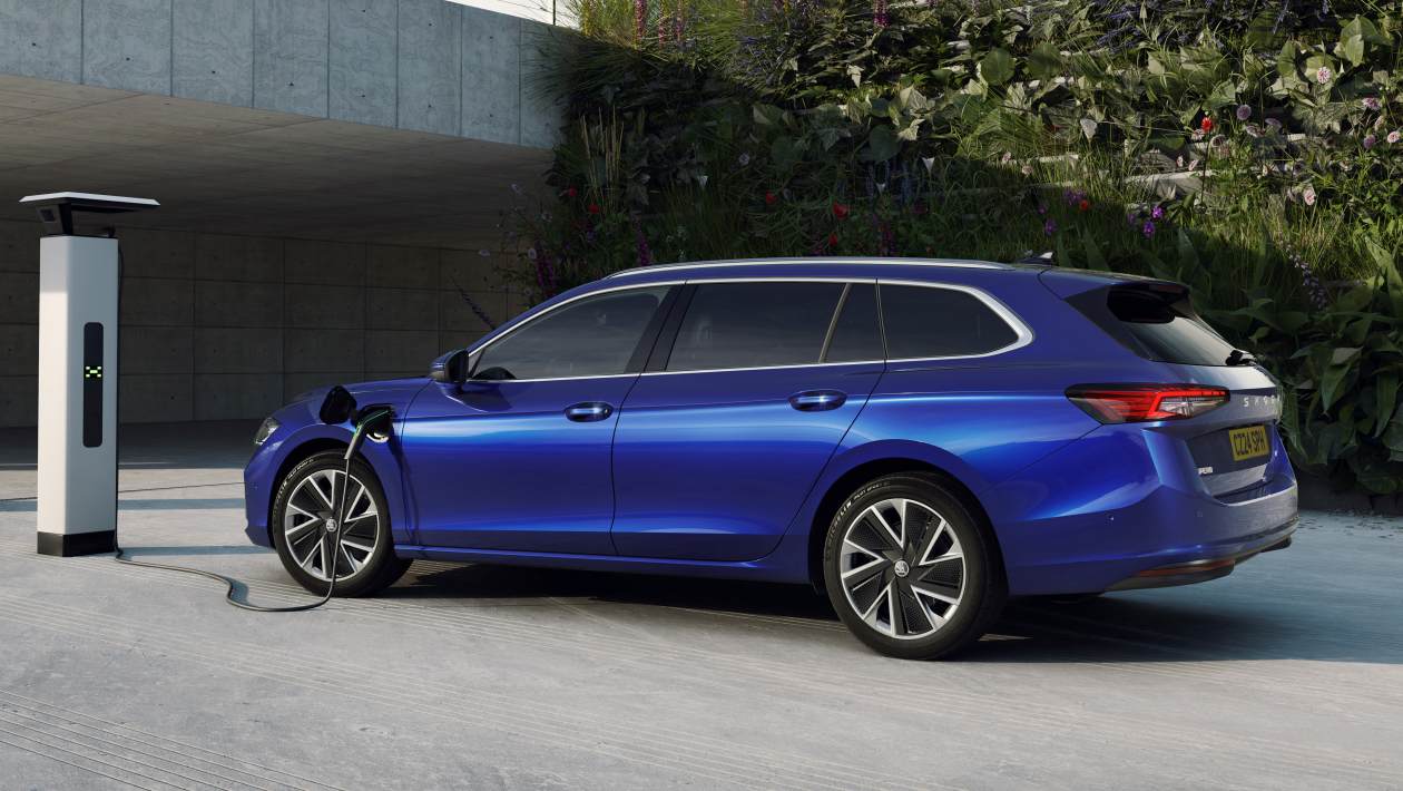 Plug-in hybrid Skoda Superb iV is back with more range | Carbuyer