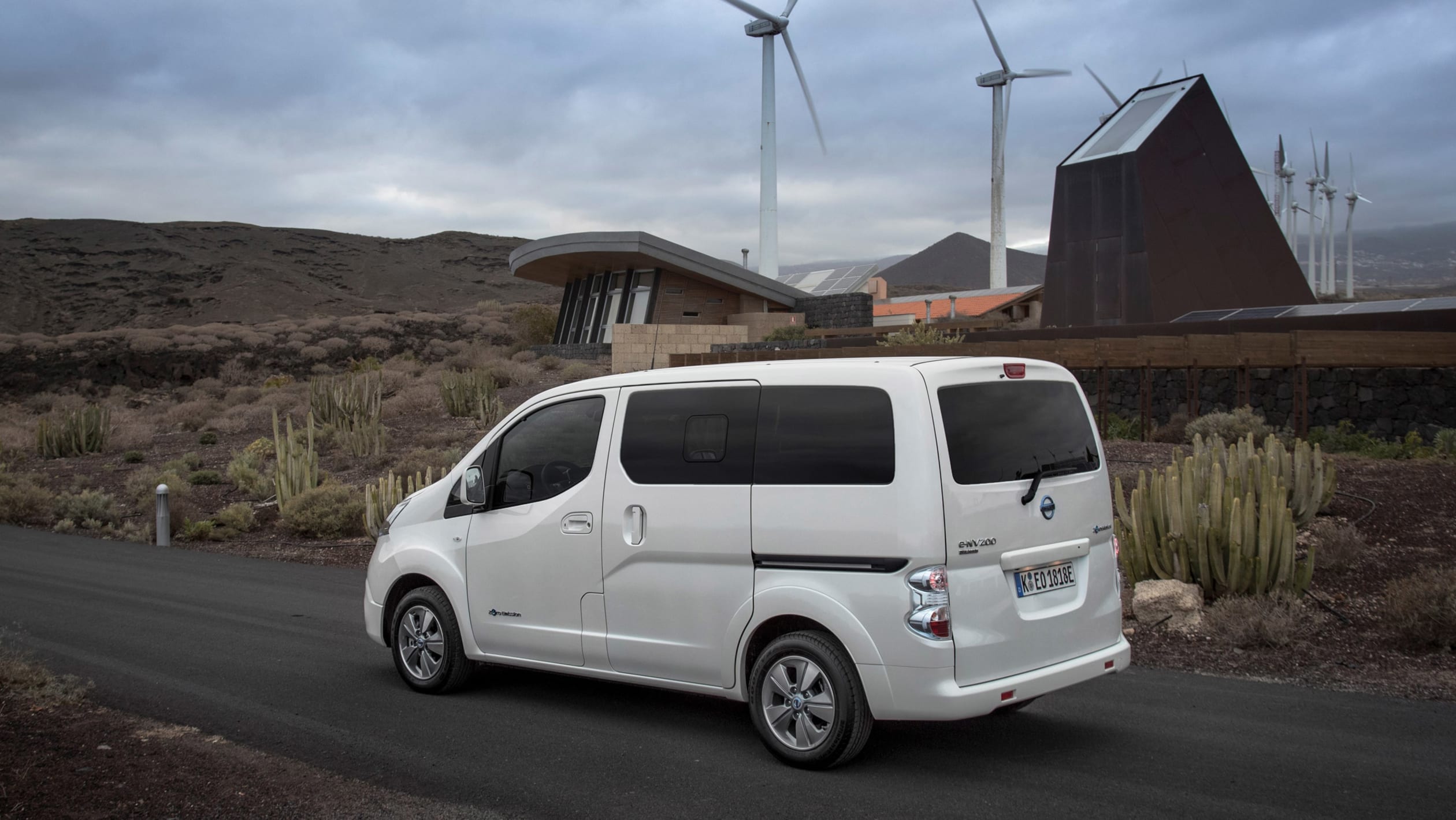 Nissan e-NV200 Combi MPV pictures 2018 | Carbuyer