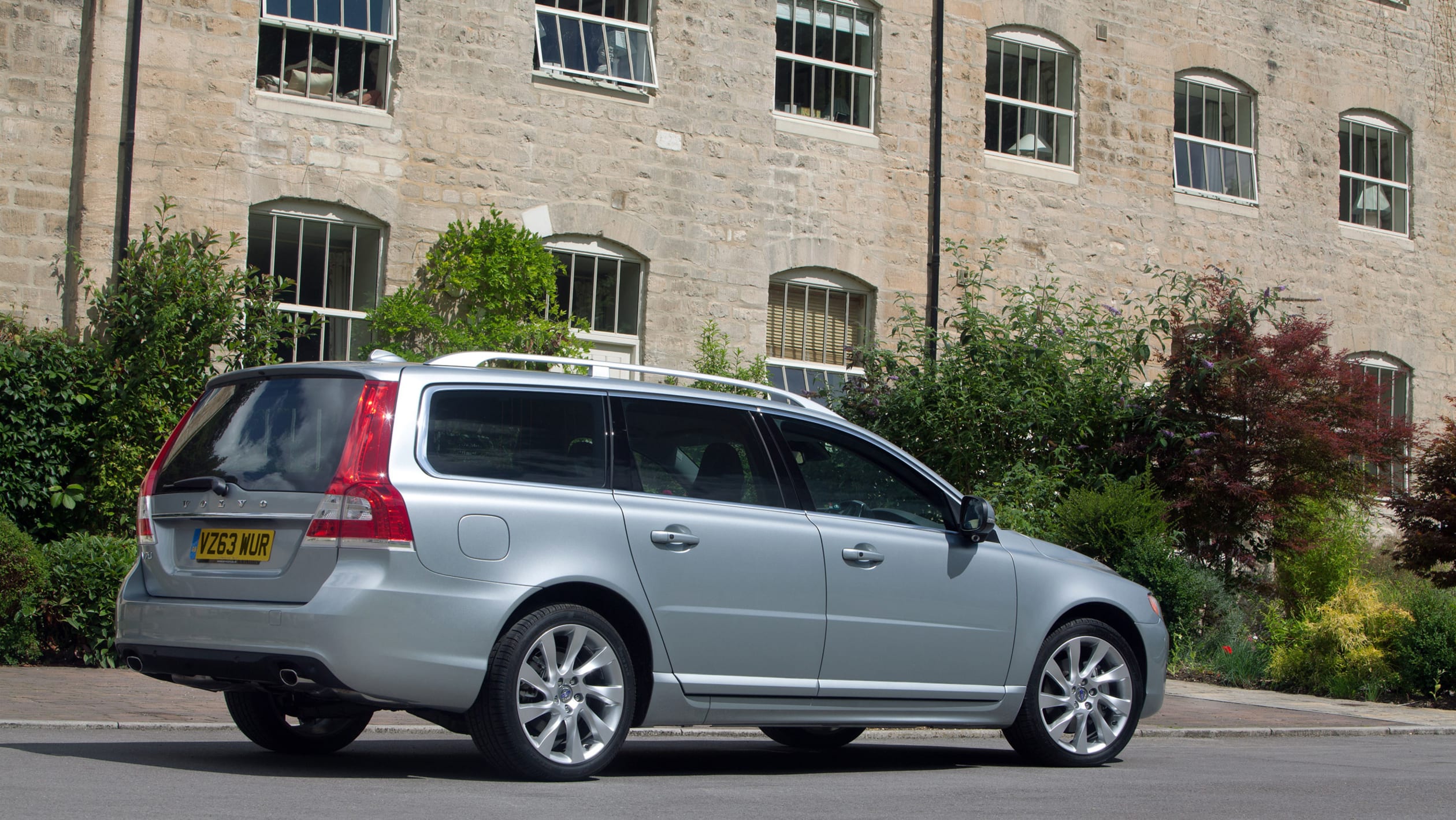 Volvo V70 estate pictures | Carbuyer