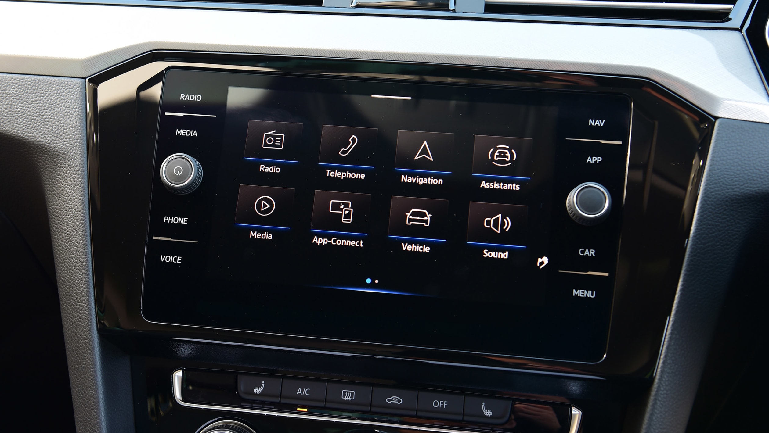 Volkswagen Passat saloon pictures | Carbuyer