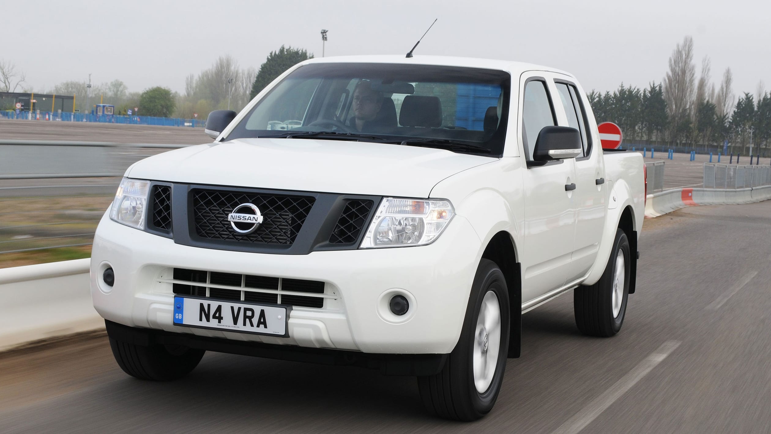 Nissan Navara pickup pictures | Carbuyer