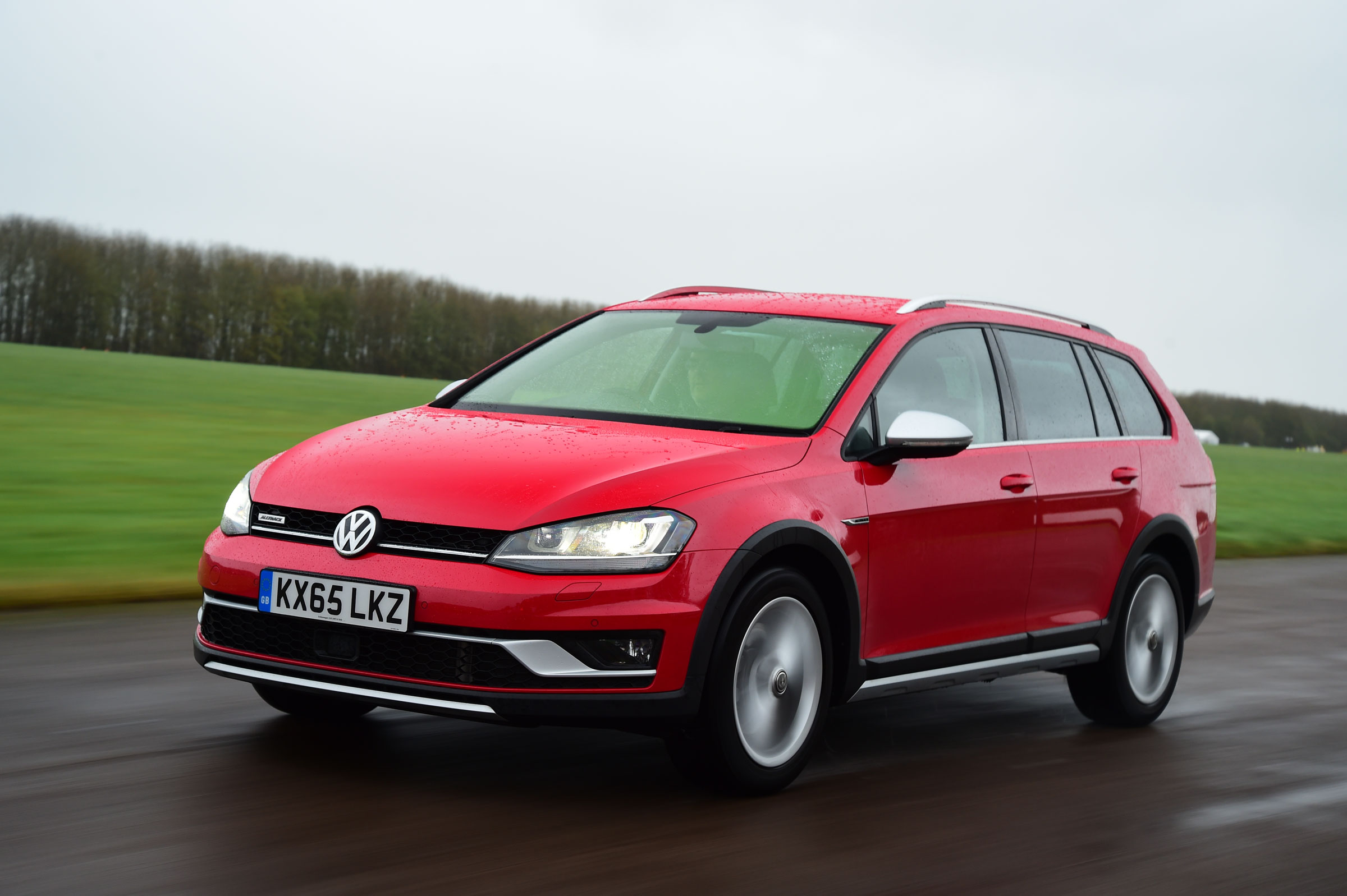 Volkswagen Golf Alltrack pictures | Carbuyer