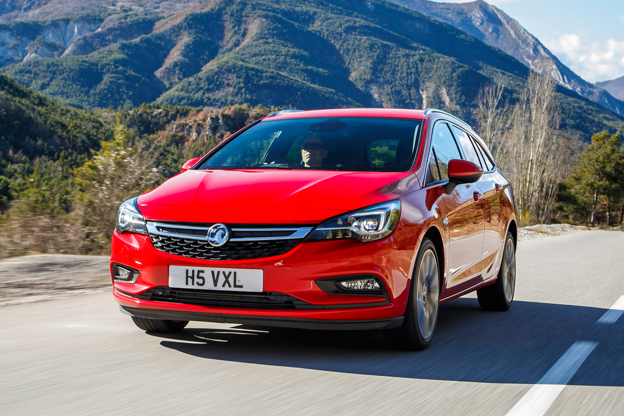 Vauxhall Astra Sports Tourer estate 2016 pictures | Carbuyer