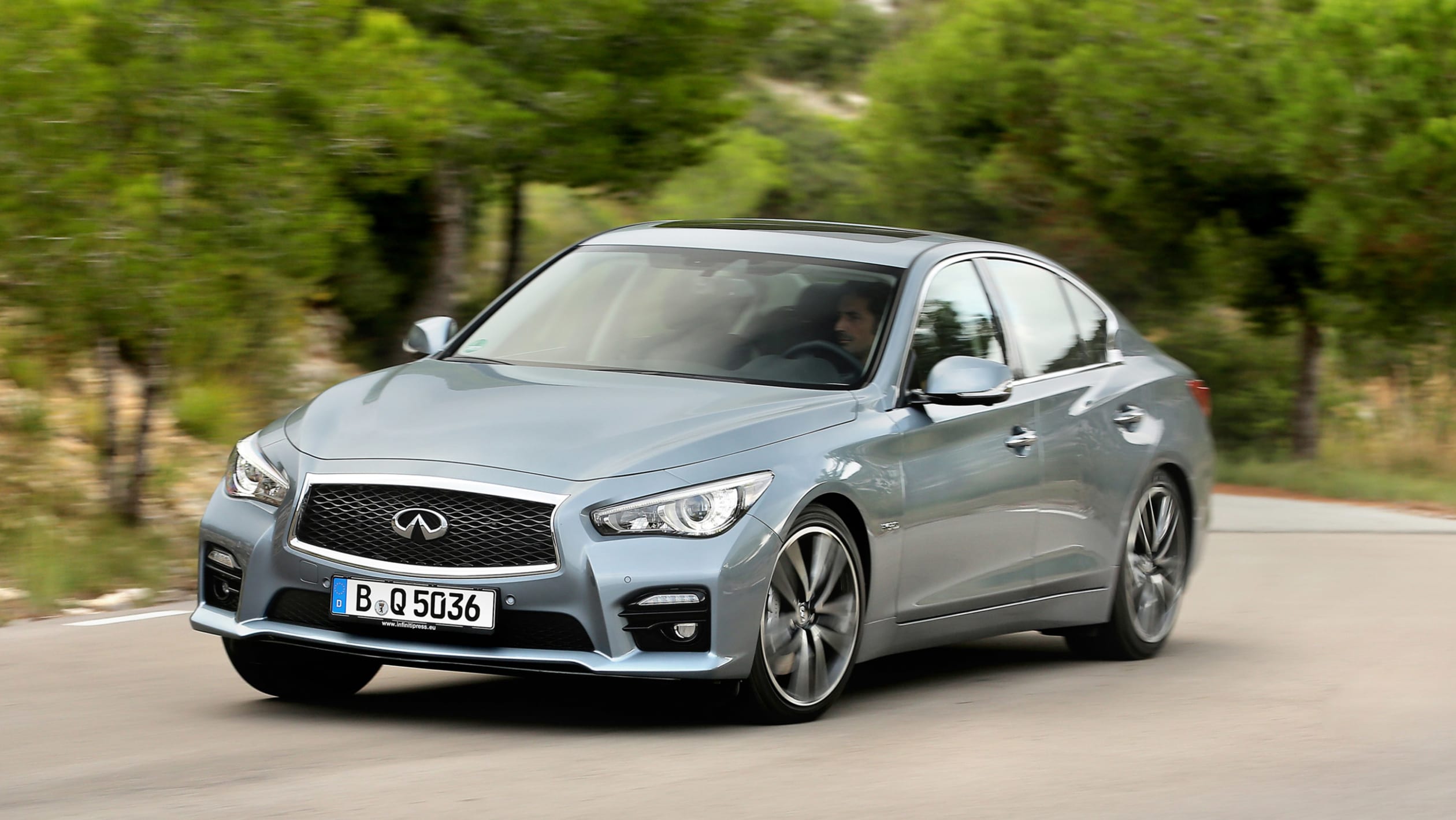 Infiniti Q50 Hybrid saloon 2017 pictures | Carbuyer