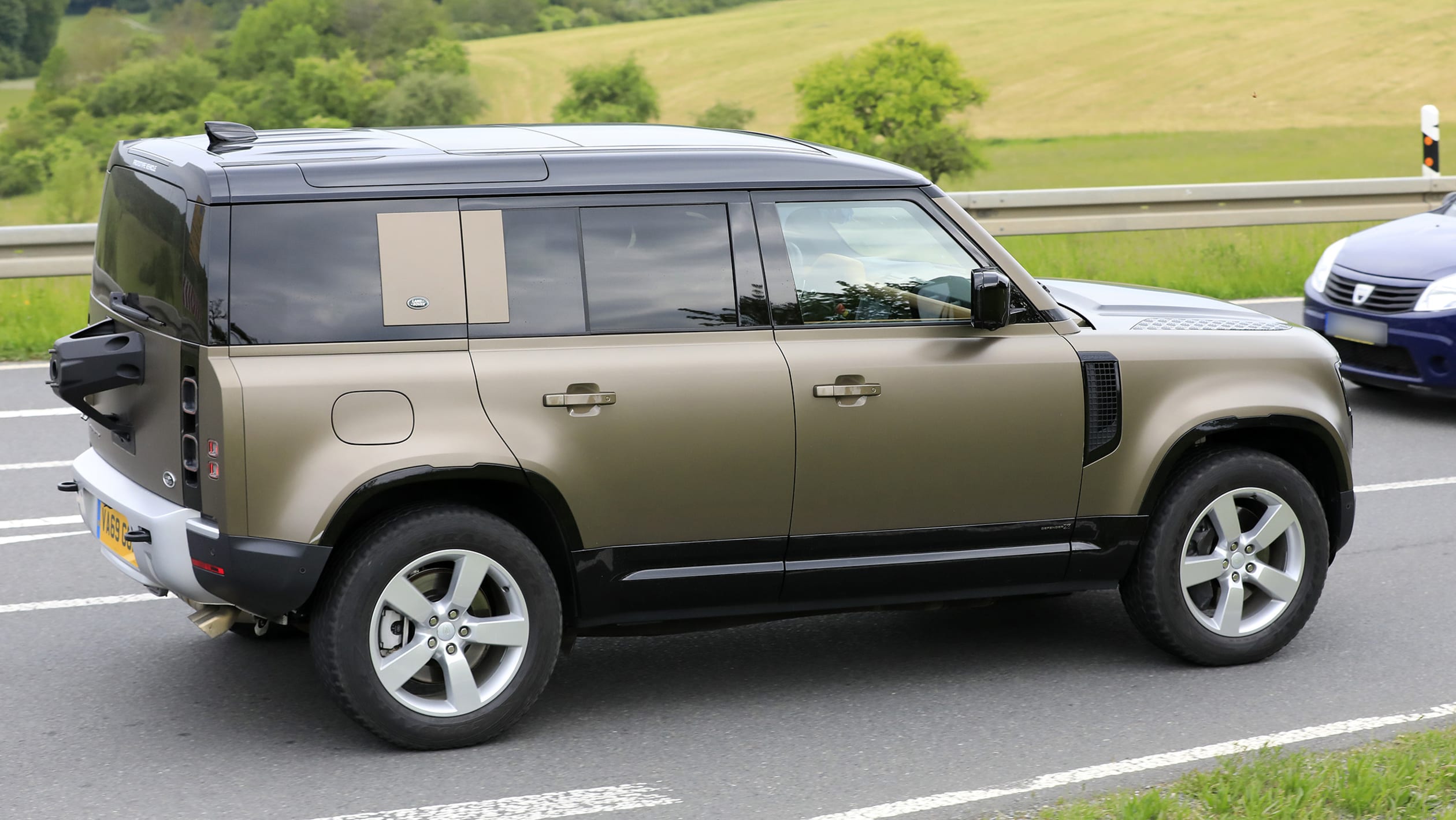 2020 Land Rover Defender 110 P400e plug-in hybrid arrives - pictures ...