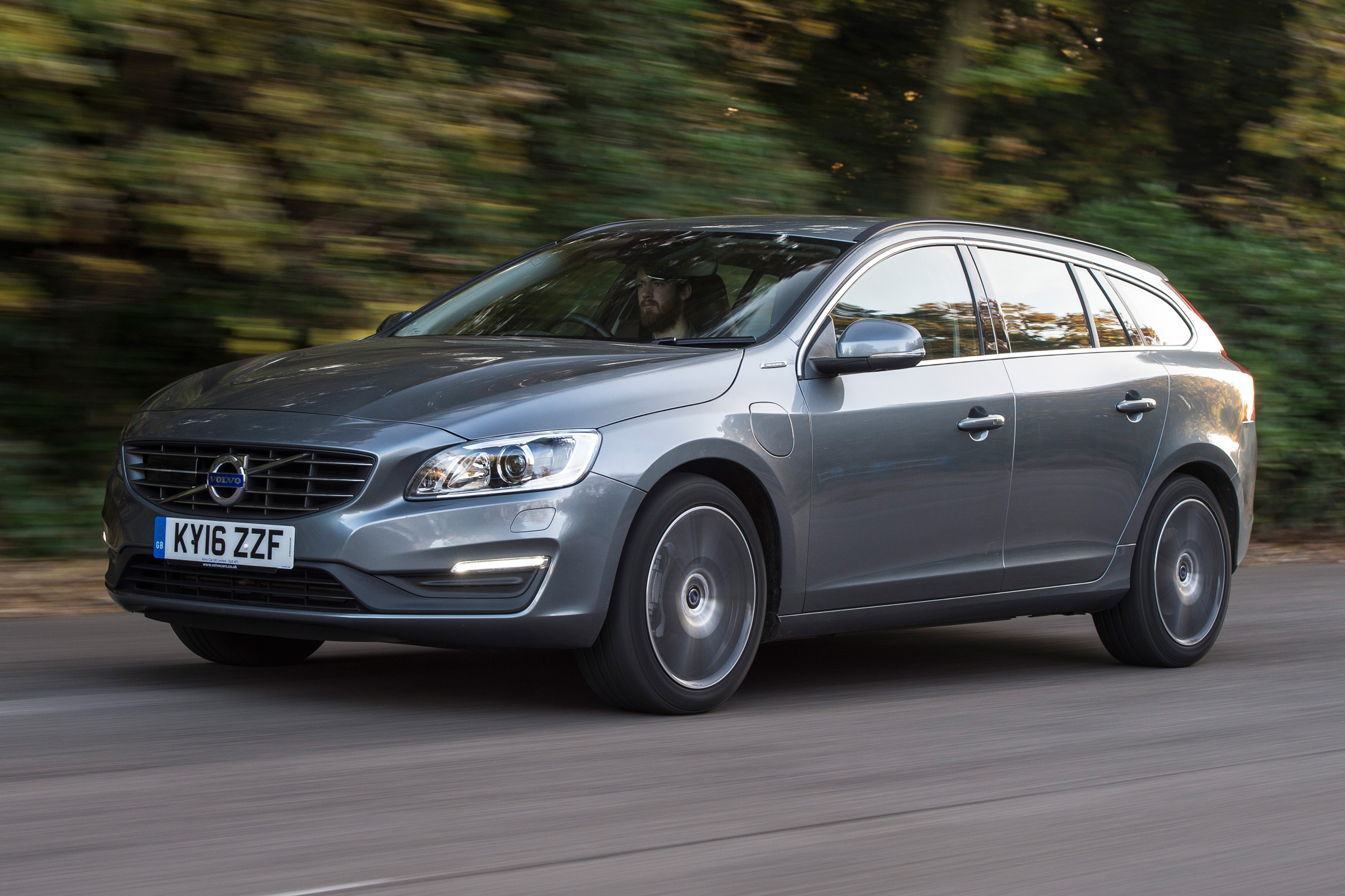 Volvo V60 Twin Engine 2017 gallery | Carbuyer