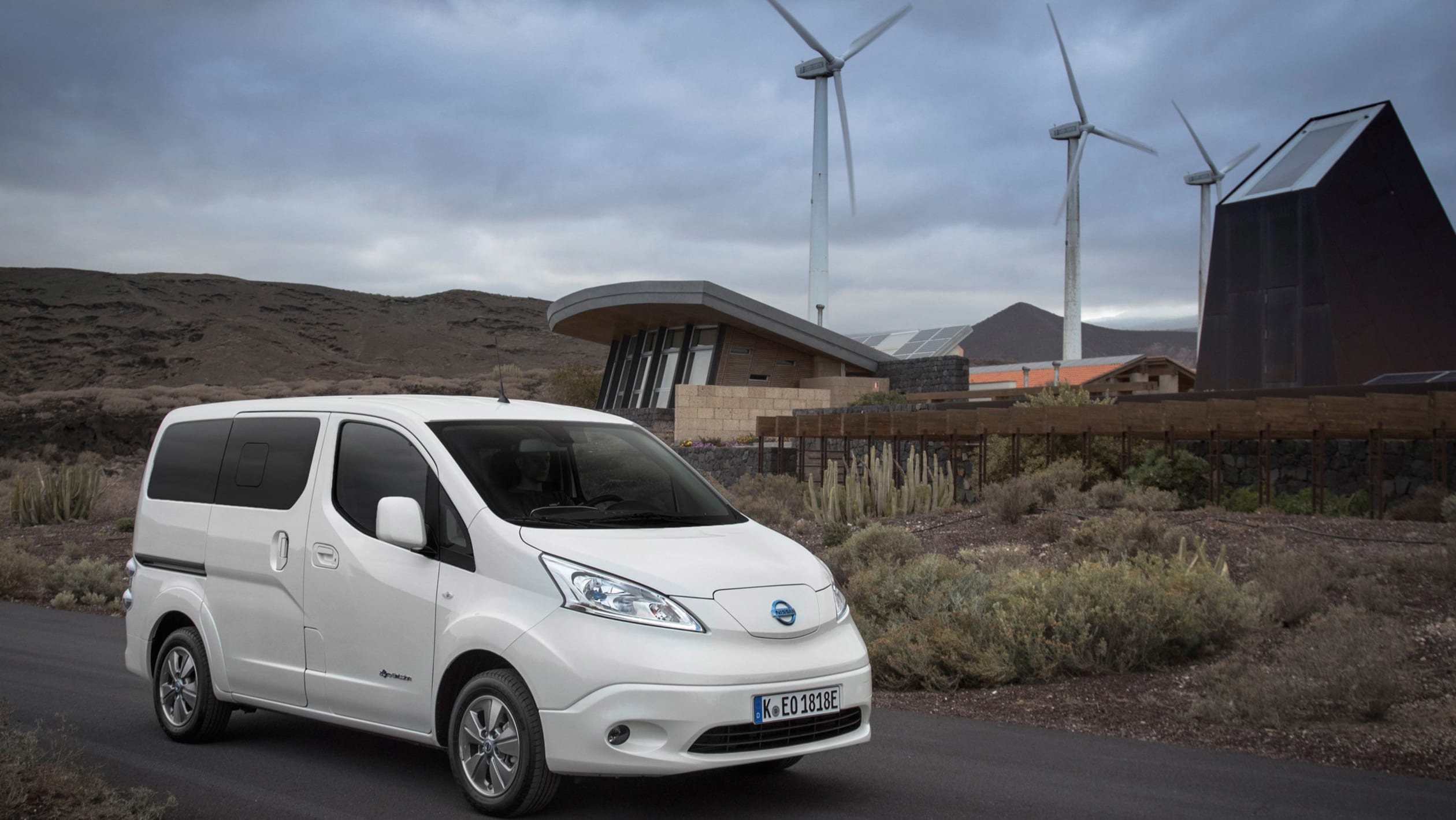 Nissan e-NV200 Combi MPV pictures 2018 | Carbuyer